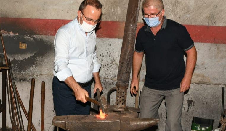 Bülent Turan demir dövdü - MAGAZİN - www.canakkalekalem.com